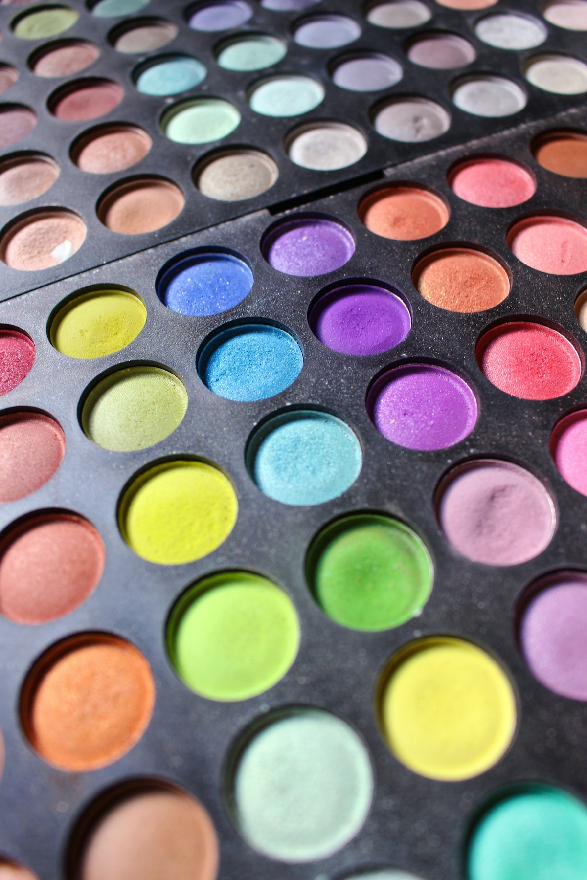 Shopping Tips for Selecting the Perfect 100 Color Eyeshadow Palette